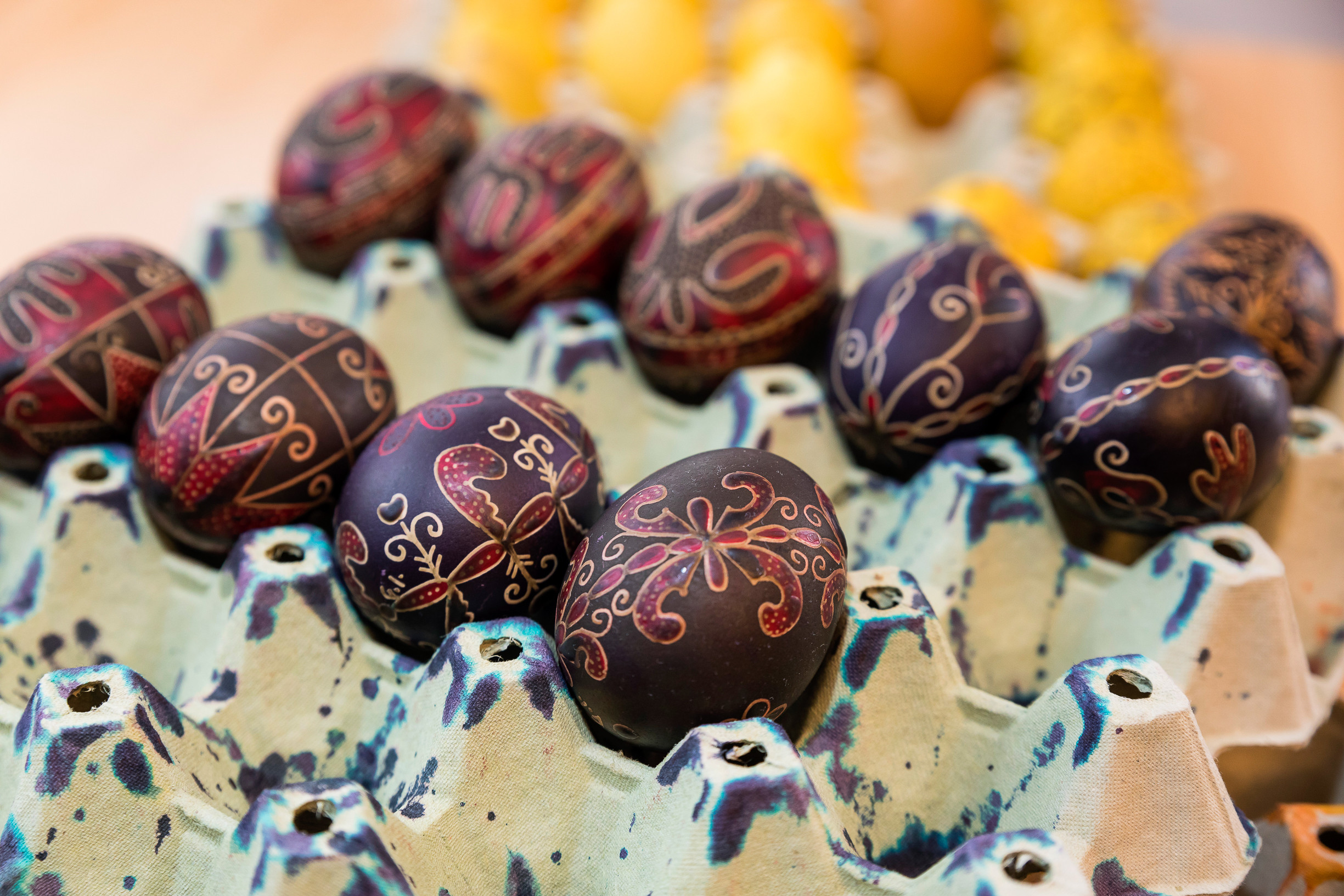 Különleges édességek a tengeri sós csoki tojástól a töltött tyúktojásig