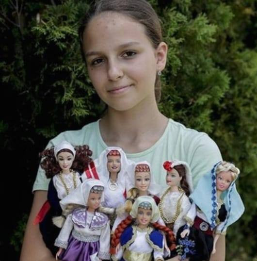 Bosnyák Barbie-kat készít egy szarajevói kislány Bosnyák Barbie-kat készít egy szarajevói kislány